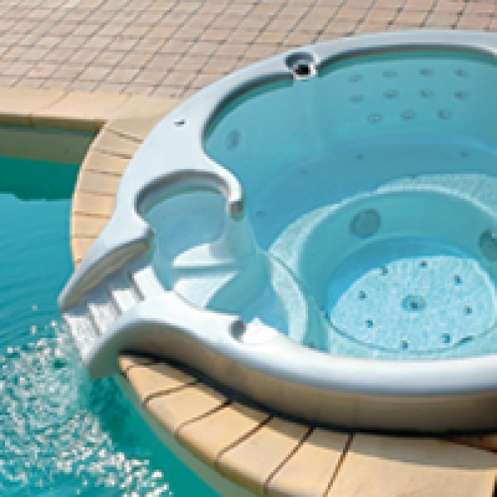 Spa Regina avec cascade intégrée | Eurospapoolnews.com