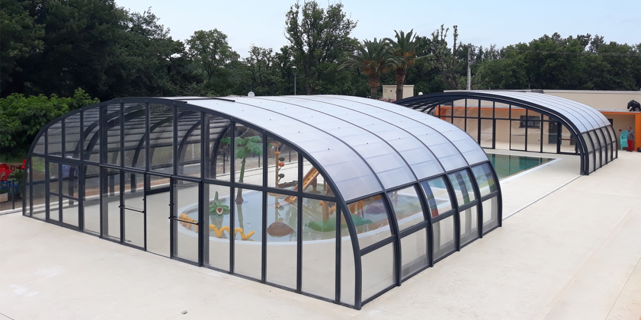 L'abri haut mixte fabriqué sur-mesure par Vegametal pour les piscines ...