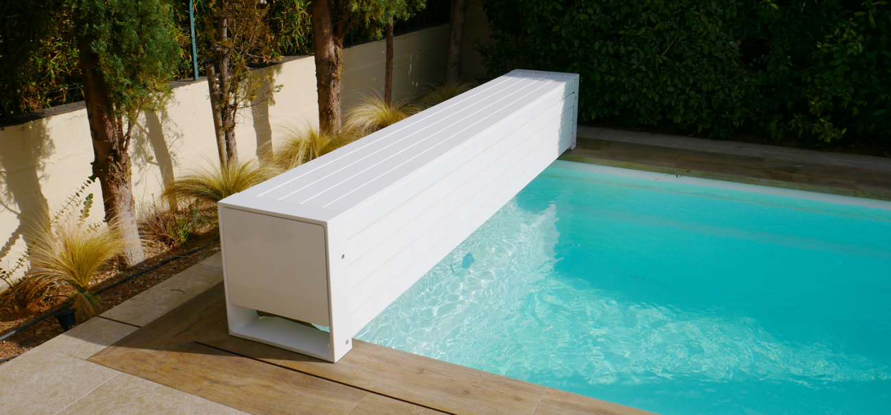 Le BANC By AstralPool : un habillage design de la couverture de piscine ...